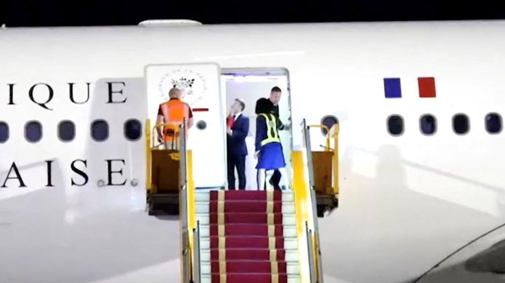 Die Hand gehört Brigitte Macron. | Heute.at