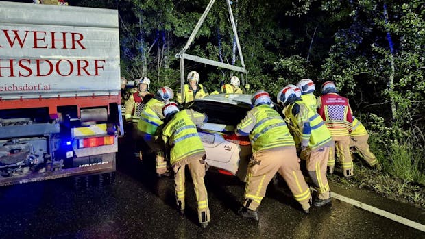 Junge Frau nach Crash in Unfall-Wrack eingeschlossen | Heute.at