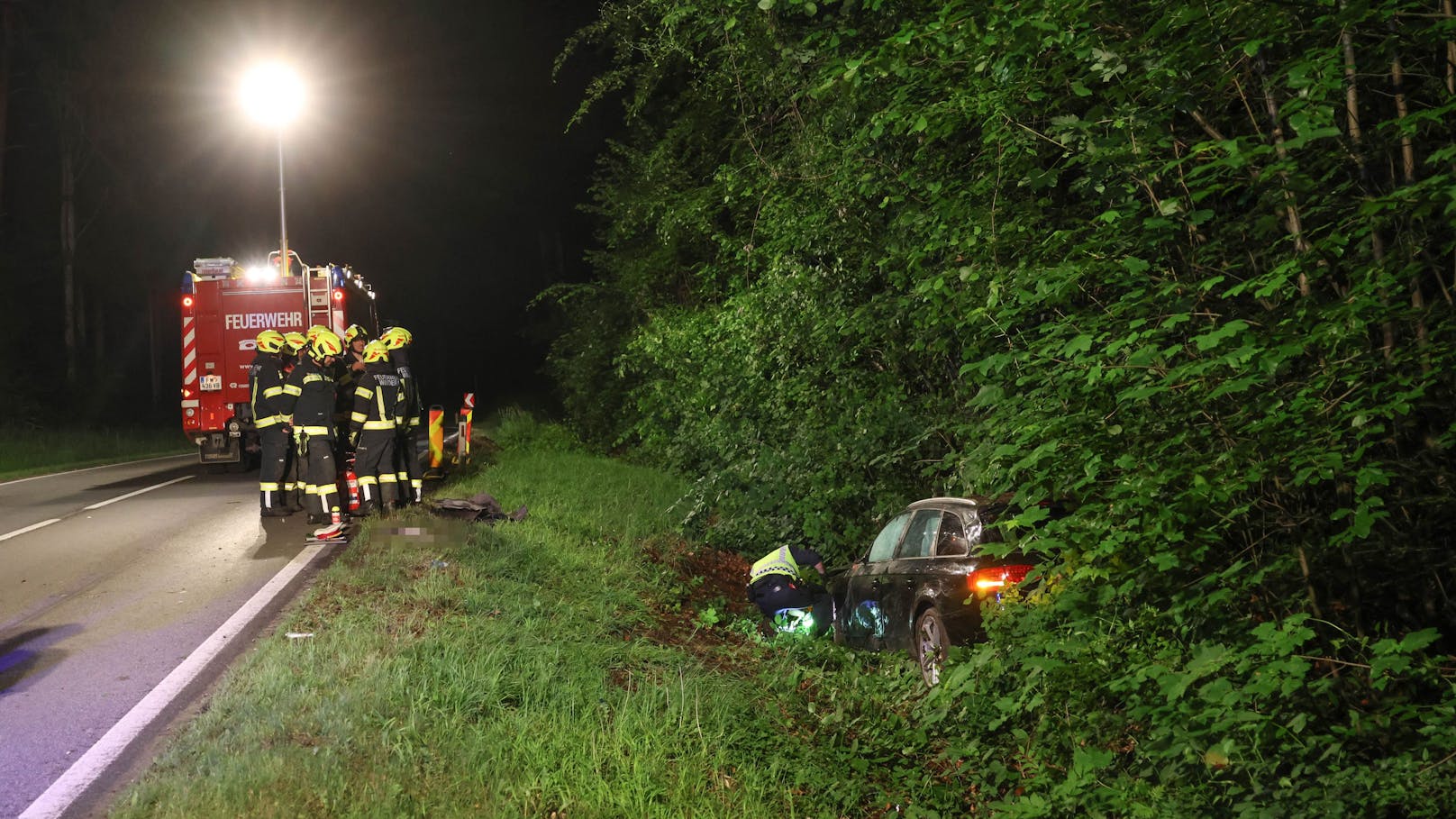Schwerer Crash bei Laakirchen! Autofahrer verliert Kontrolle und rammt Erdwall | Heute.at