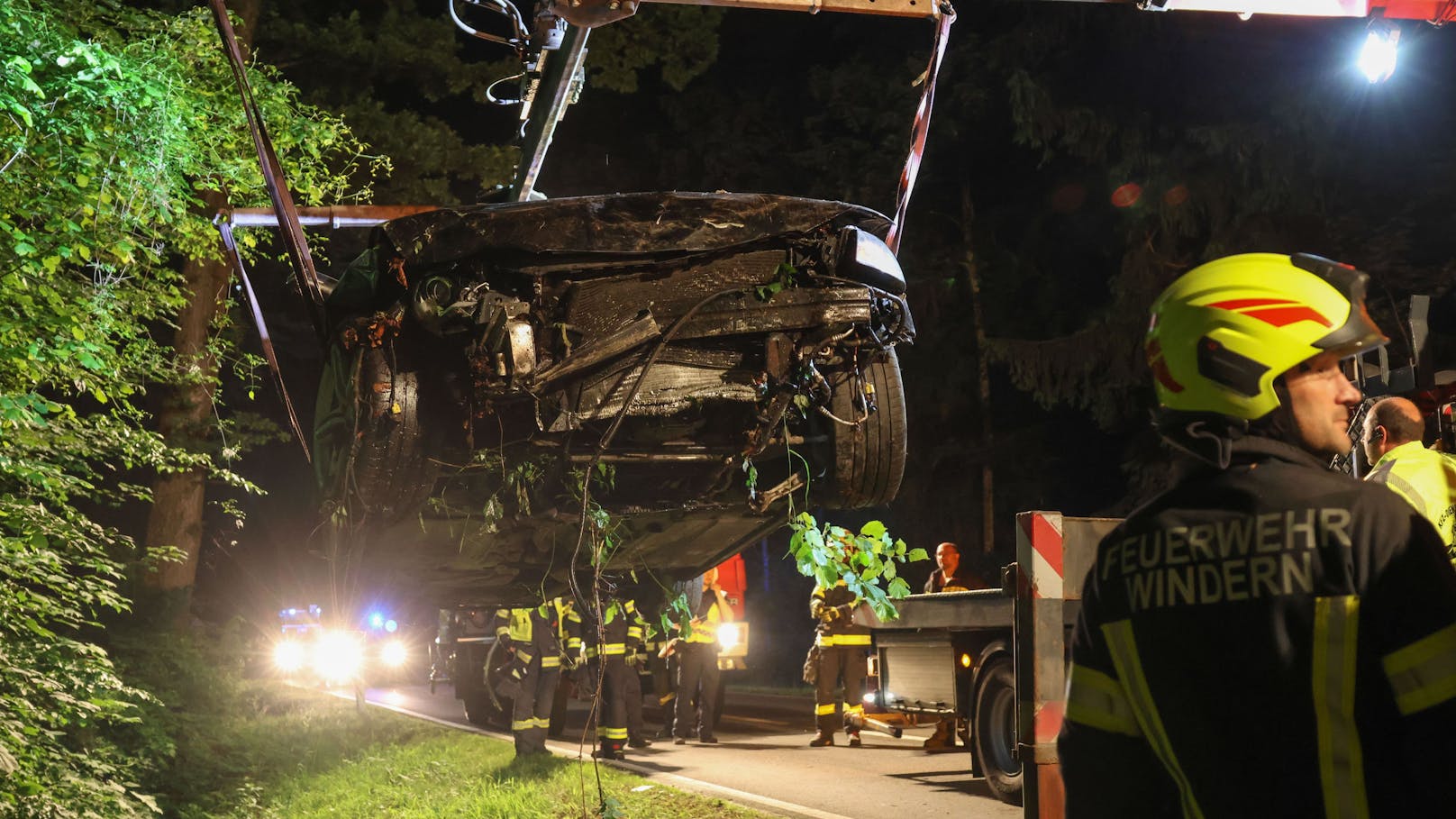 Schwerer Crash bei Laakirchen! Autofahrer verliert Kontrolle und rammt Erdwall | Heute.at