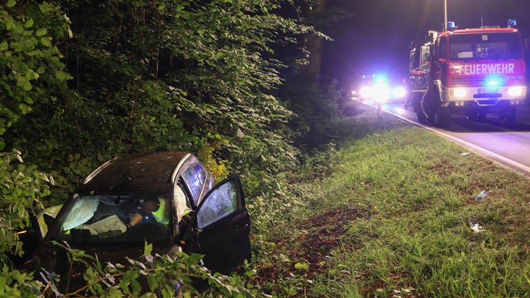 Schwerer Crash bei Laakirchen! Autofahrer verliert Kontrolle und rammt Erdwall | Heute.at