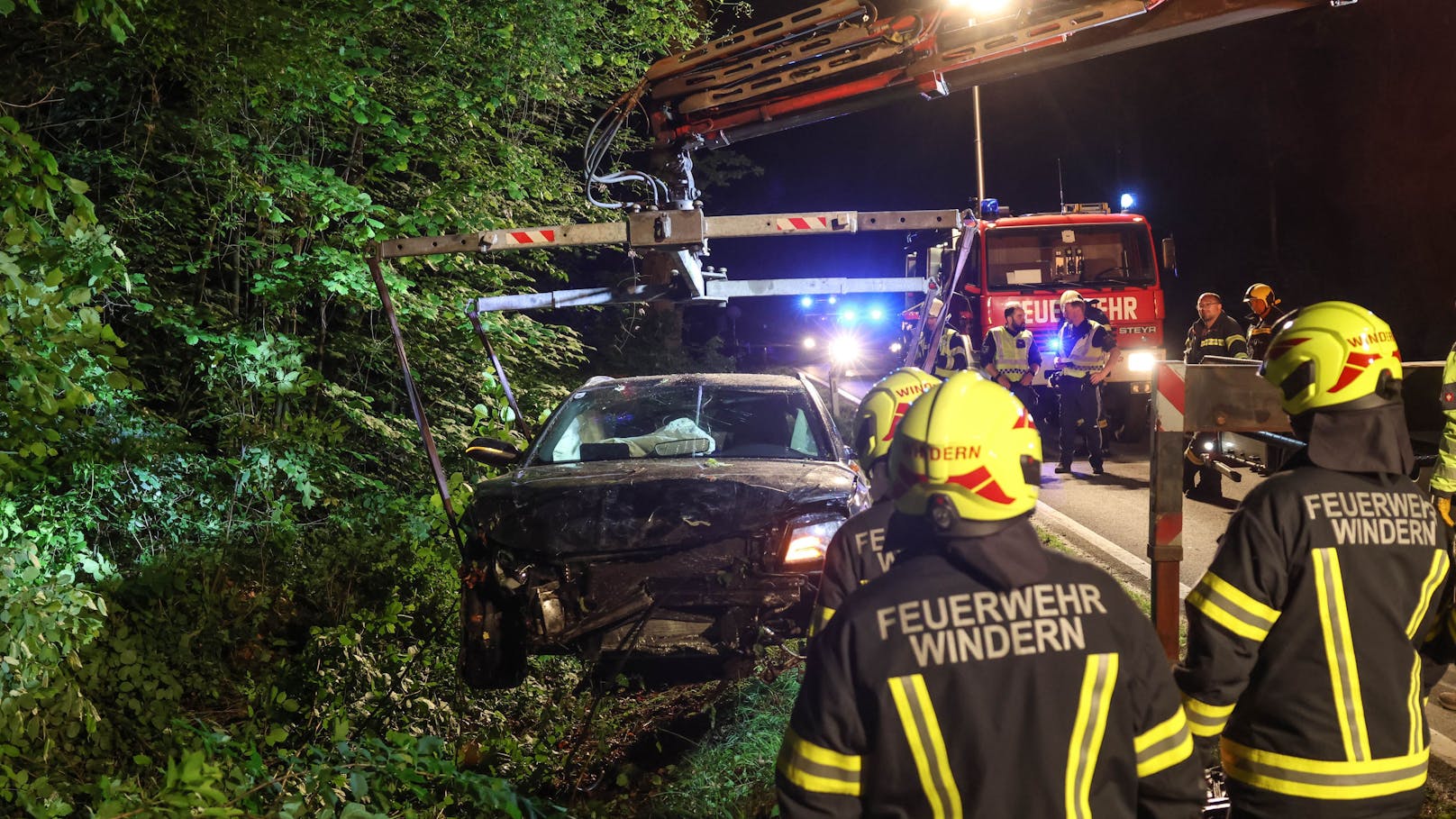 Schwerer Crash bei Laakirchen! Autofahrer verliert Kontrolle und rammt Erdwall | Heute.at