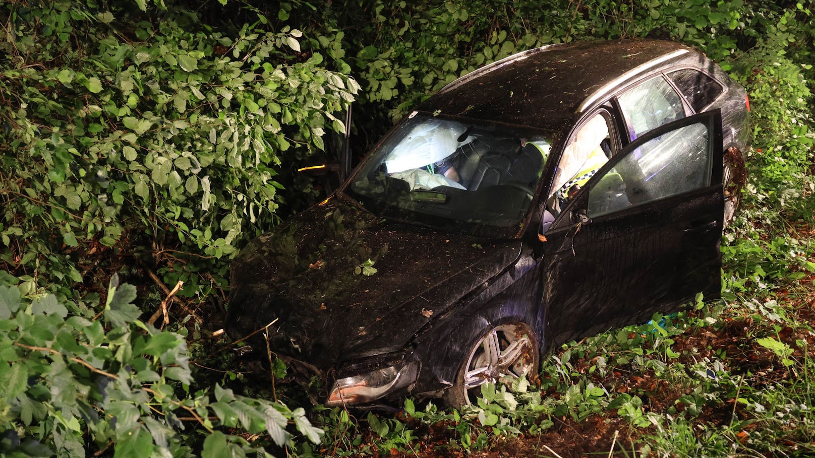 Schwerer Crash bei Laakirchen! Autofahrer verliert Kontrolle und rammt Erdwall | Heute.at