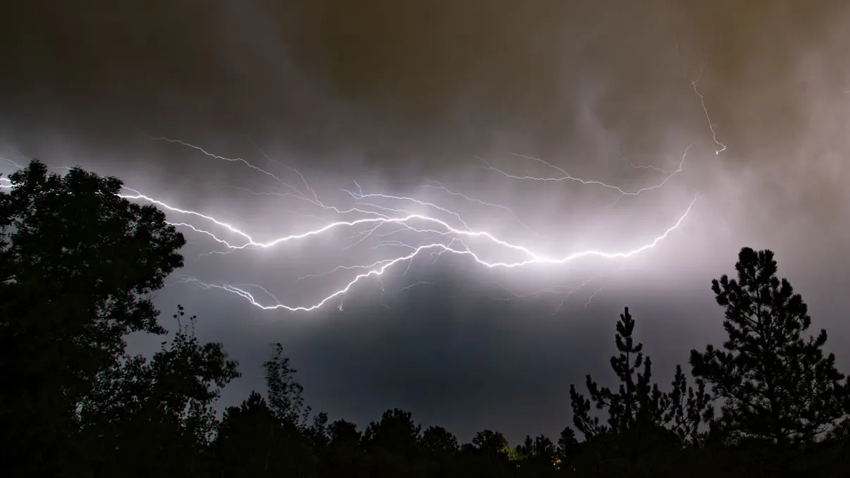 Blitz, Donner und Regen – Unwetter-Gefahr! Hagel-Gewitter zieht nach ...