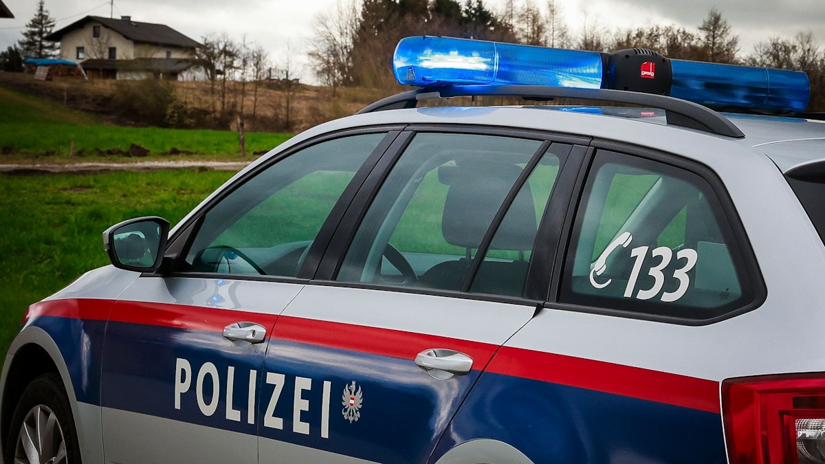 Über 8.000 Euro – Kind schreibt Drohung – Eltern müssen Einsatz ...