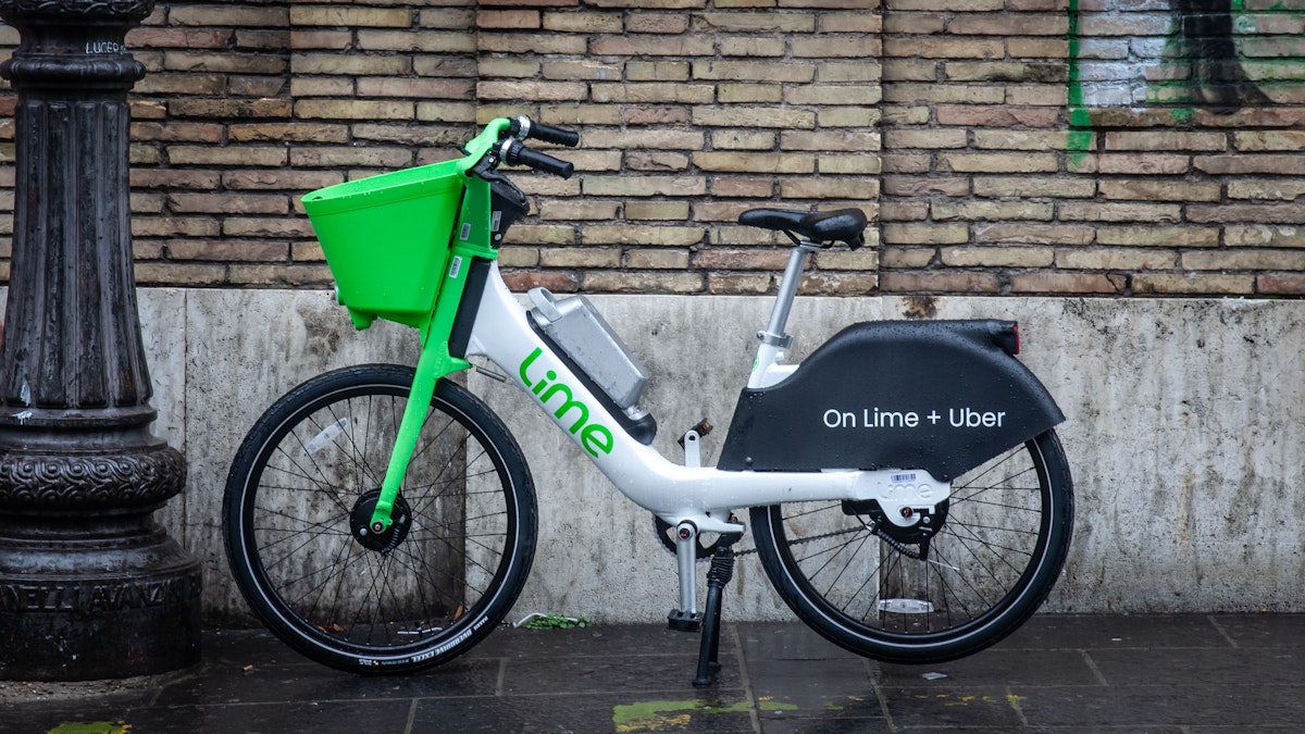 "Lime" droht mit Sperren – Überall piepst es: Ärger um geknackte E-Bikes in Berlin | Heute.at