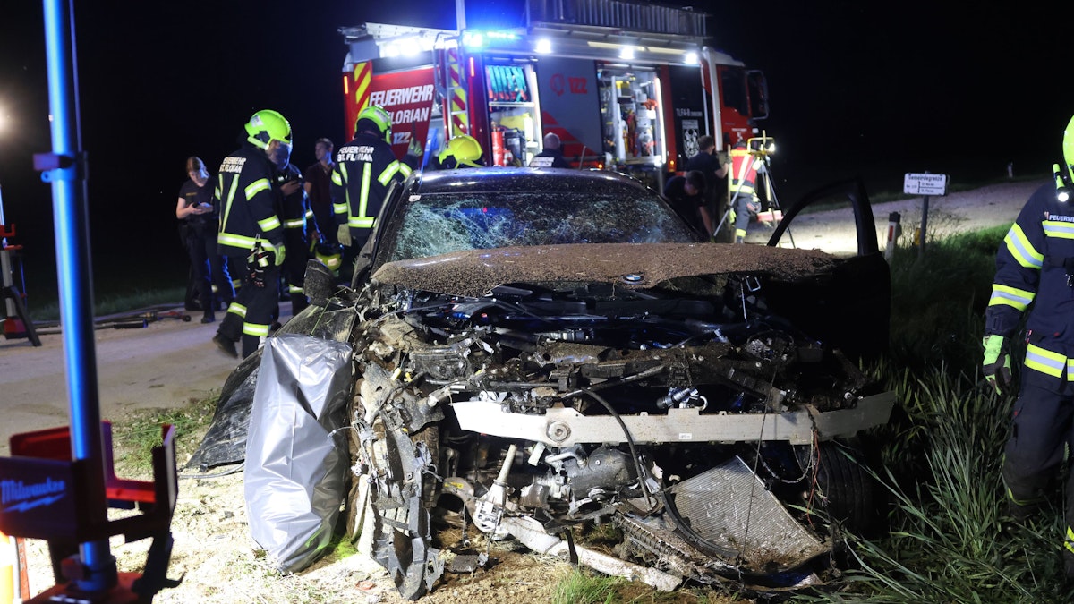 Einsatz in St. Florian – BMW-Fahrer nach Crash aus Unfall-Wrack befreit | Heute.at