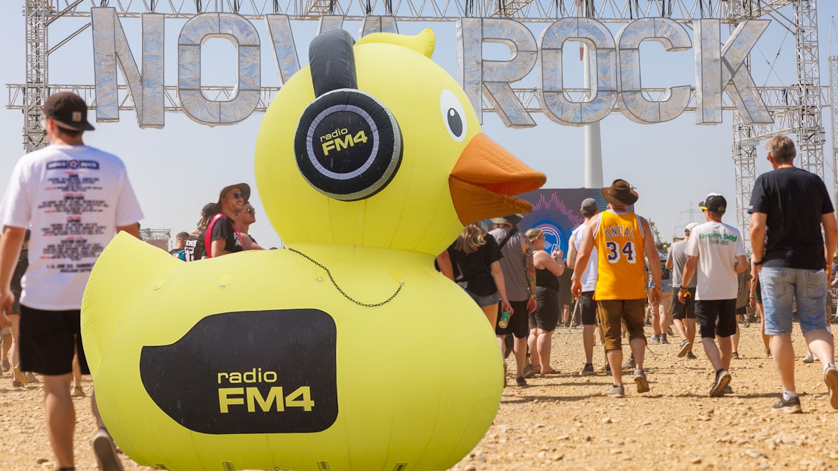 Radiosender empört – Schwarze Schafe stehlen gelbe Riesen-Ente am Nova ...