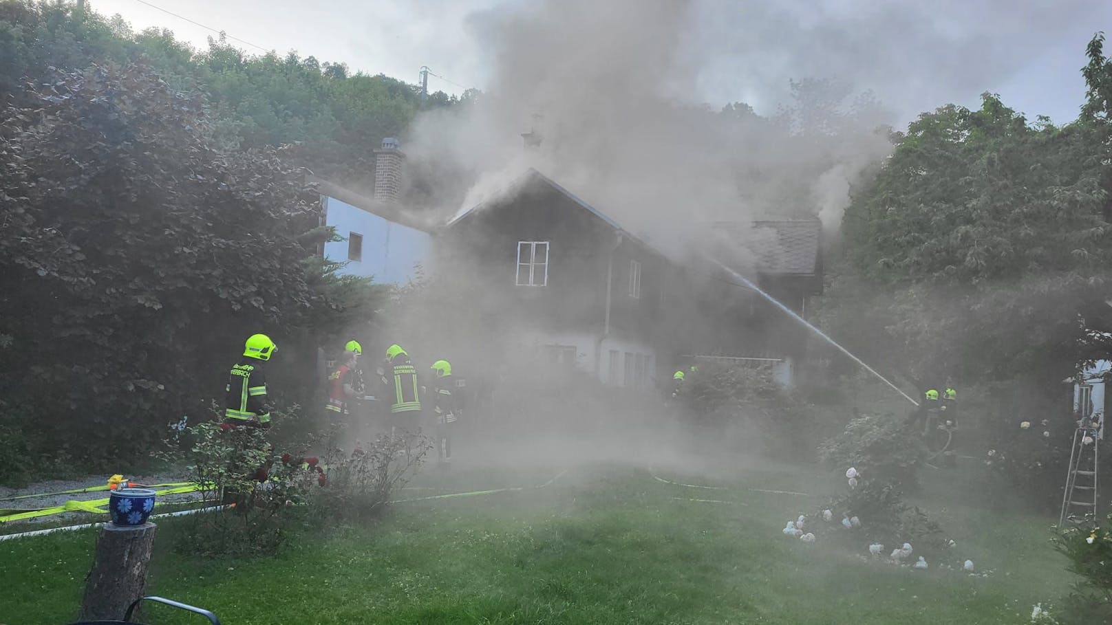 Flammen in Payerbach – Wohnhausbrand: Ex-Bürgermeister und Pflegerin im Spital | Heute.at