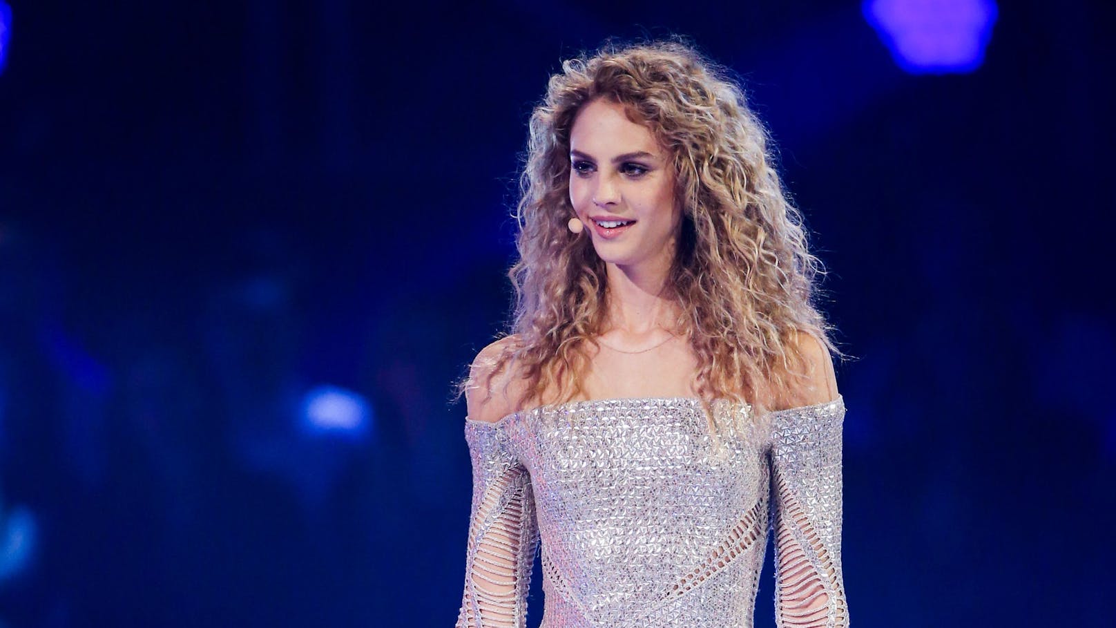 Fans rätseln – Ex-GNTM-Siegerin humpelt auf Krücken über Laufsteg | Heute.at