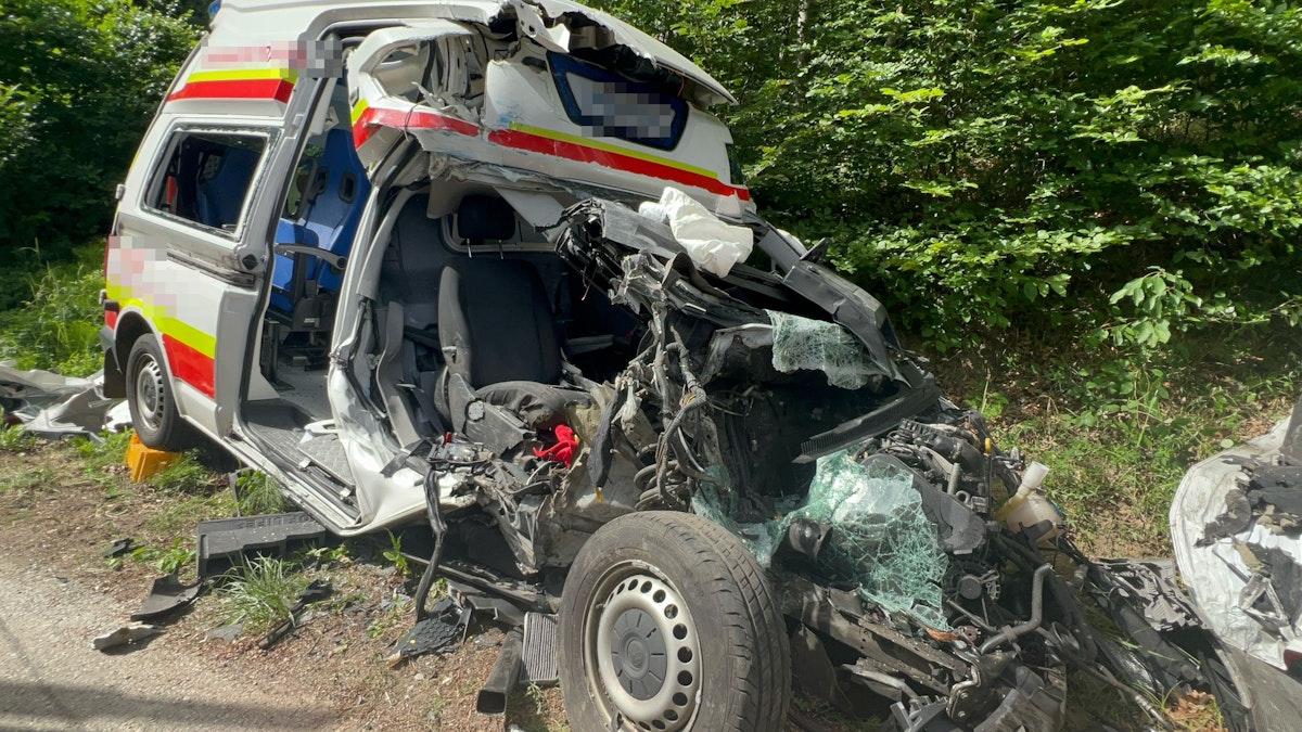 Notarztheli im Einsatz – Sanitäter bei Crash mit Rettungswagen schwerst verletzt | Heute.at