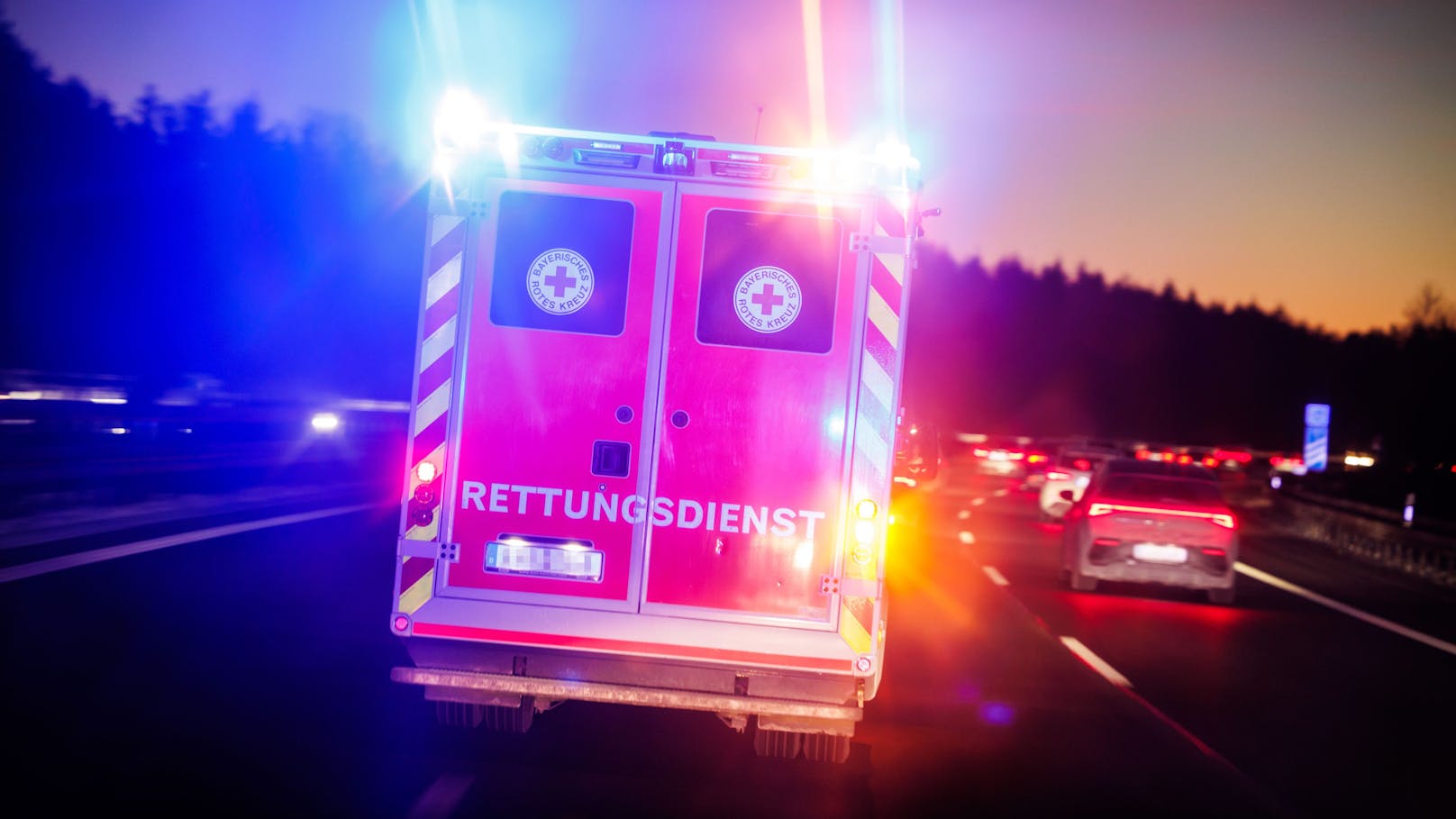 Tödlicher Crash in Bayern – Gefahrgut-Lkw auf Autobahn ausgebrannt – Fahrer stirbt | Heute.at