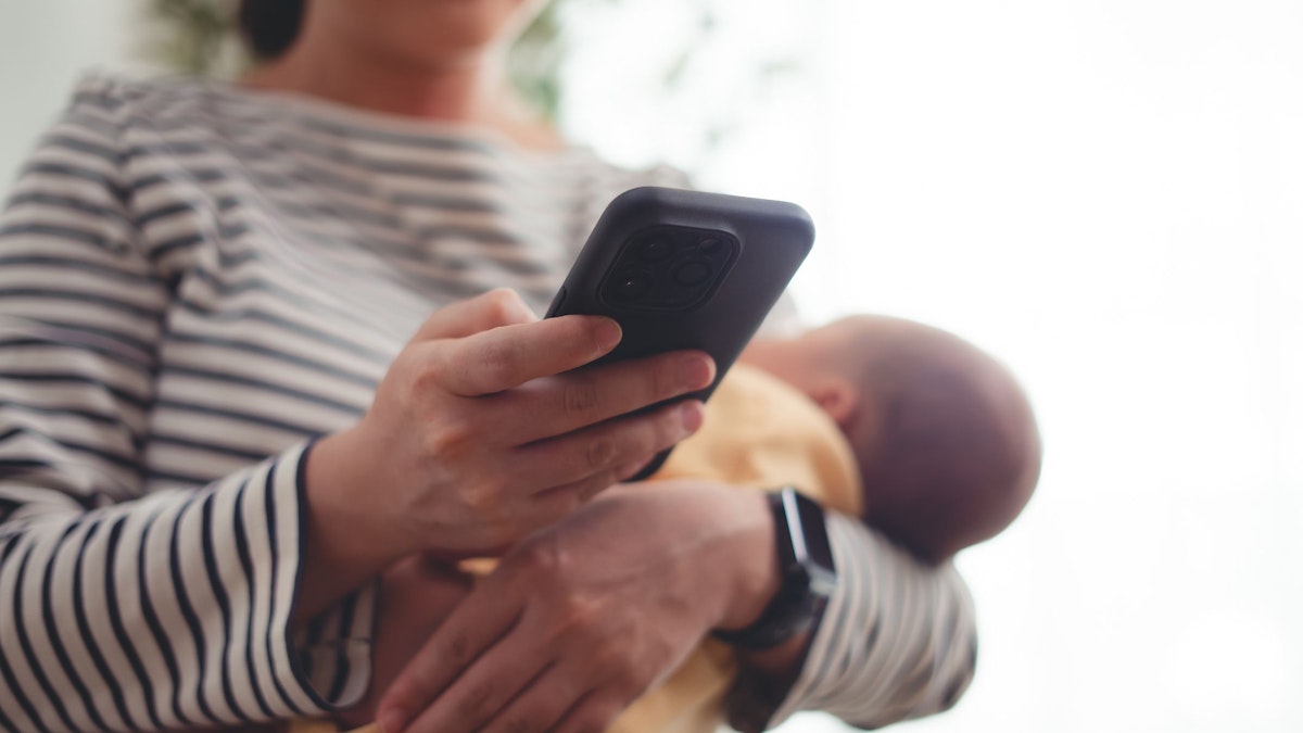 Digitale Störung – So sehr leiden Babys, wenn Eltern am Handy sind ...