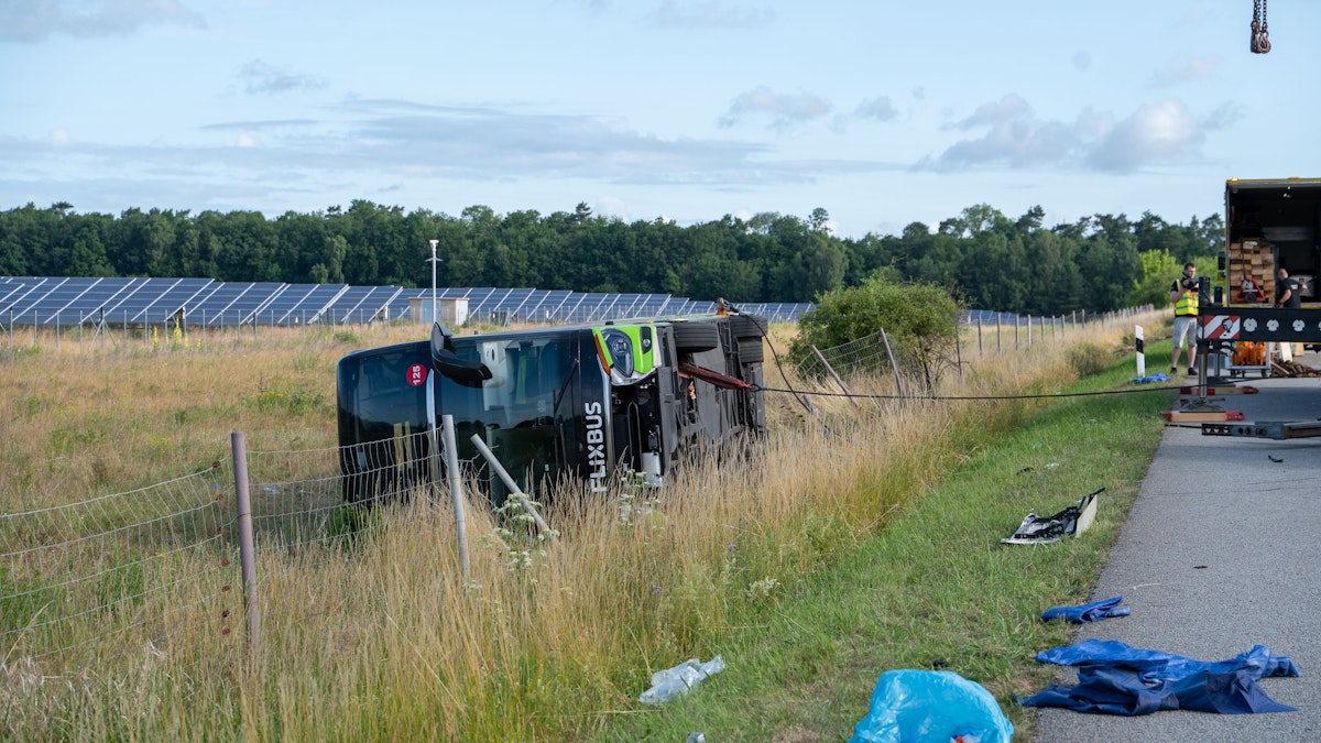 Zahlreiche Verletzte – Schwerer Crash! Flixbus nach Wien kippt auf ...