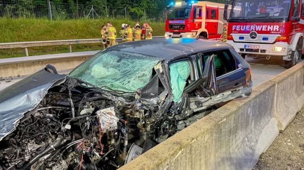 Zwei Schwerverletzte – Frontal-Crash auf A1 – Geisterfahrerin kracht in Pkw | Heute.at