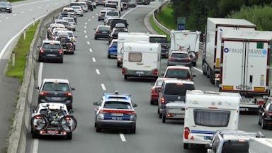 A1, A2, A9, A10, A12, A13 – Stau-Alarm! Reisewelle legt Verkehr in Österreich lahm | Heute.at