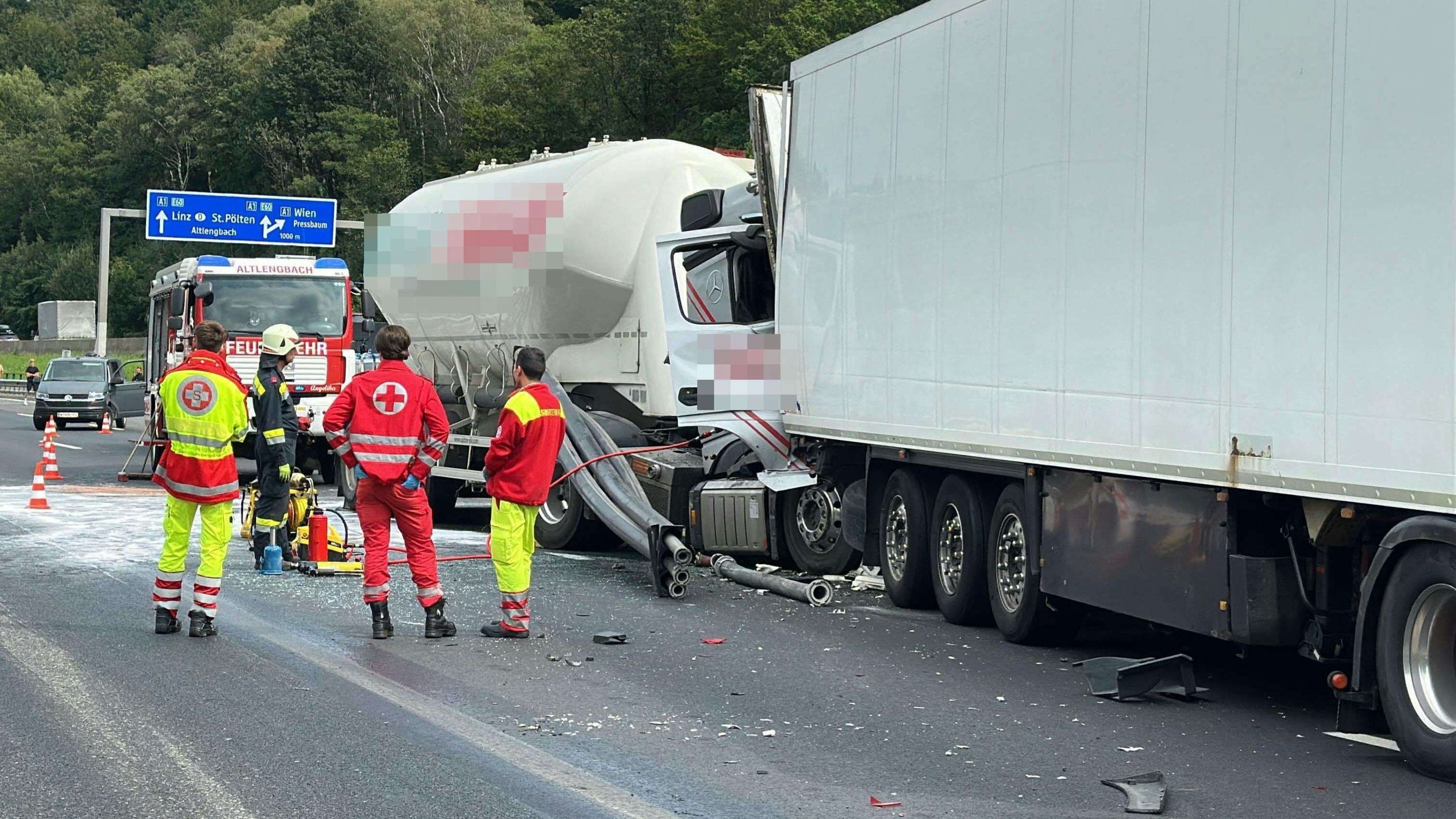 Einsatzkräfte vor Ort – Tödlicher Lkw-Unfall in NÖ – A21 nach Wien gesperrt | Heute.at