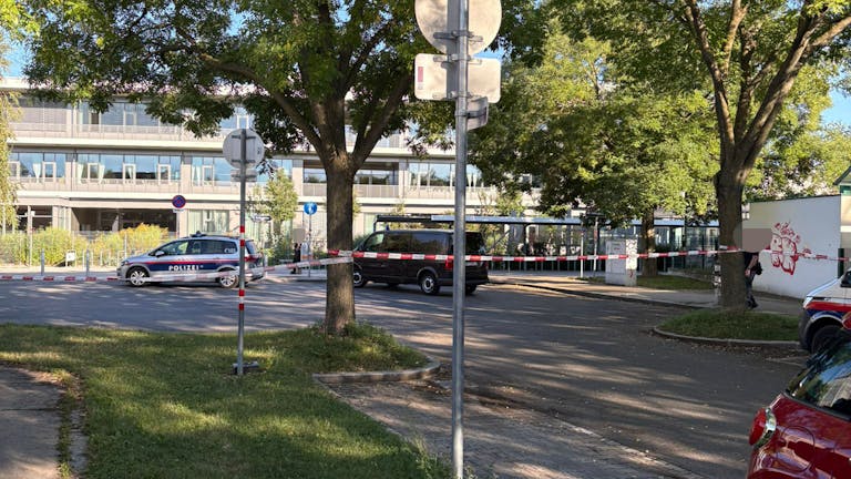 Lehrerin schlug Alarm – Schule abgeriegelt – Wiener Polizei im ...