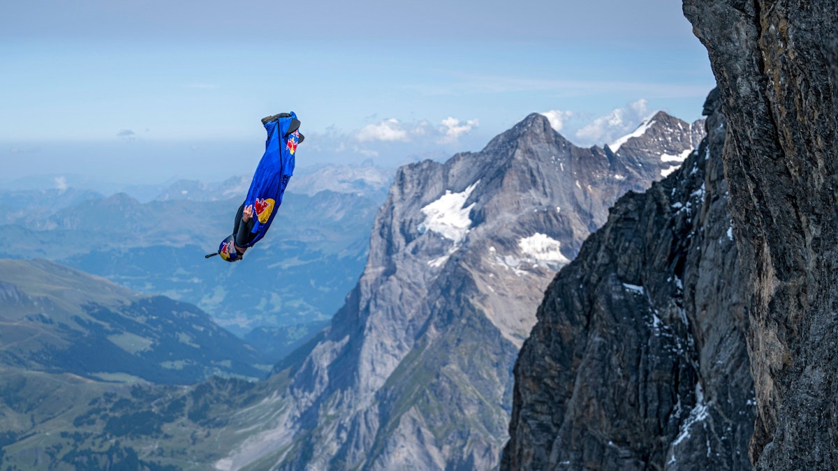 Video zeigt Rekordsprung – Mit 347 km/h im freien Fall! Salzburger schlägt Drohne | Heute.at