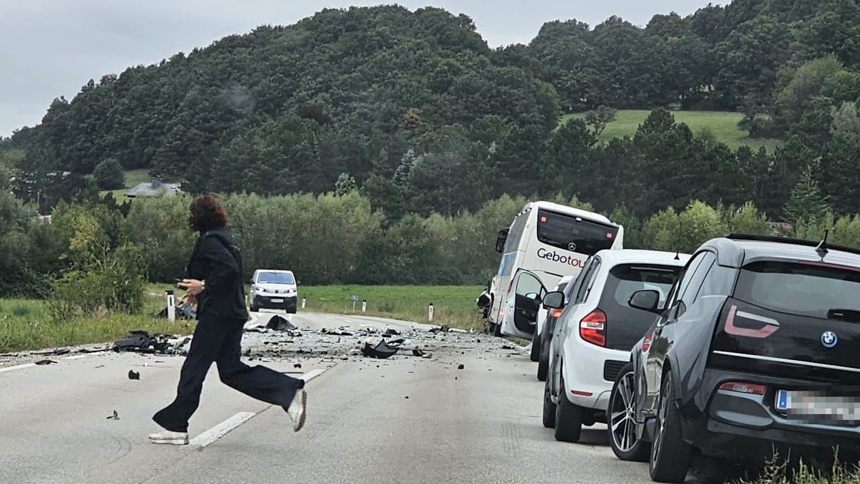 Unfall-Drama in NÖ – Auto krachte in Reisebus – ein Toter, mehrere Verletzte | Heute.at
