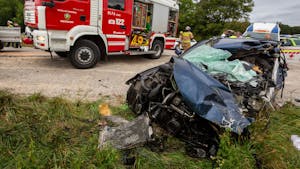 Unfall mit Bus, 14 Verletzte – Todes-Crash auf B13 – Pkw geriet auf Gegenfahrbahn | Heute.at