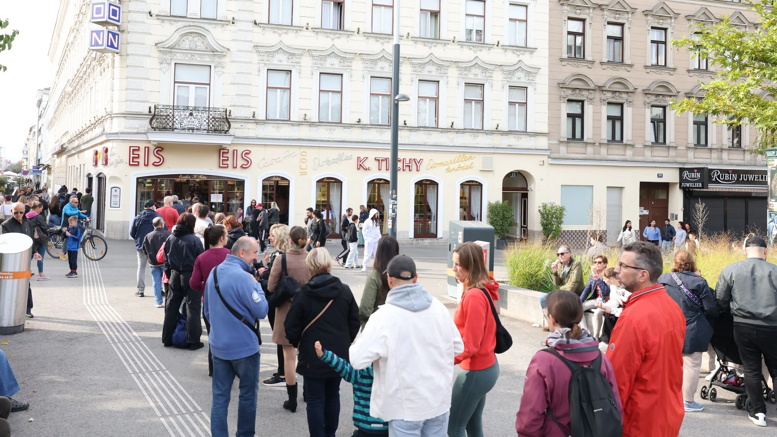 Eis-Endspurt am Reumannplatz: Alle wollen noch einmal Tichy | Heute.at