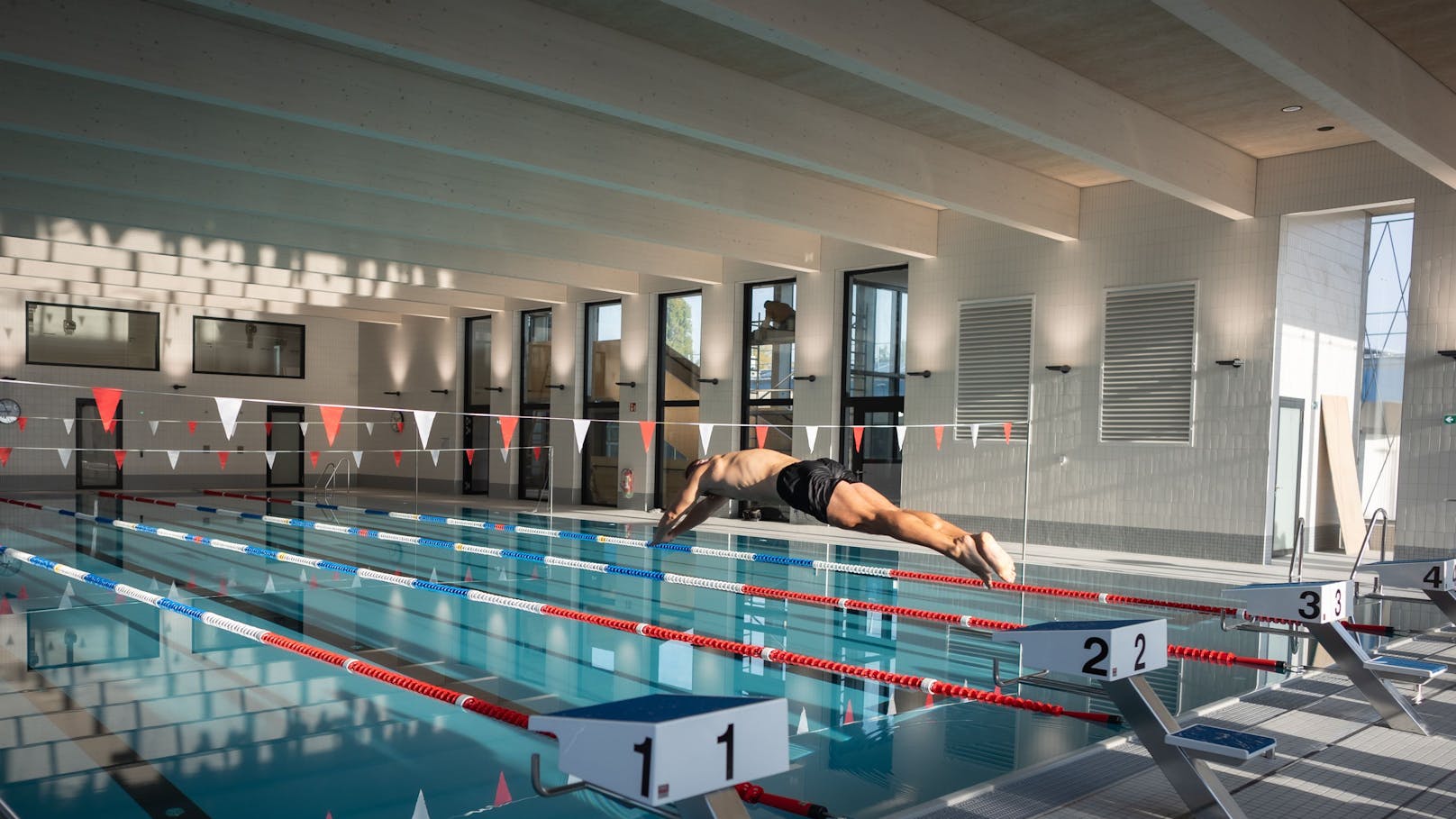 Klimafreundliches Schwimmen – Badeparadies – Simmering eröffnet moderne ...