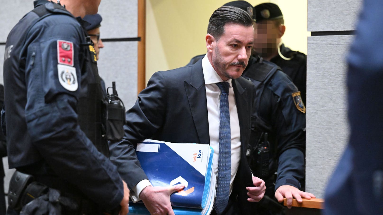 Anzüge, Mäntel, Humidore – Luxus-Klamotten weg! Benko geht es jetzt an den Kragen | Heute.at