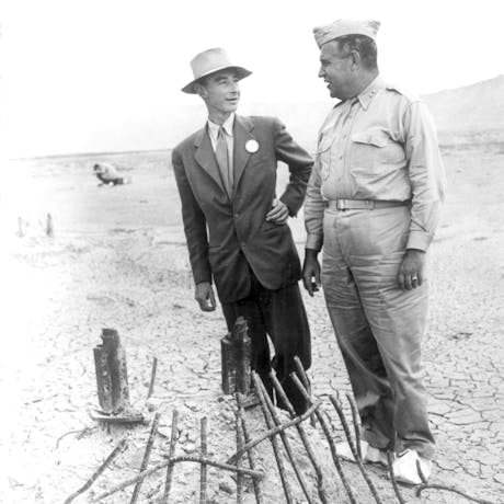 General Leslie Groves und J. Robert Oppenheimer am Ort der Trinity ...