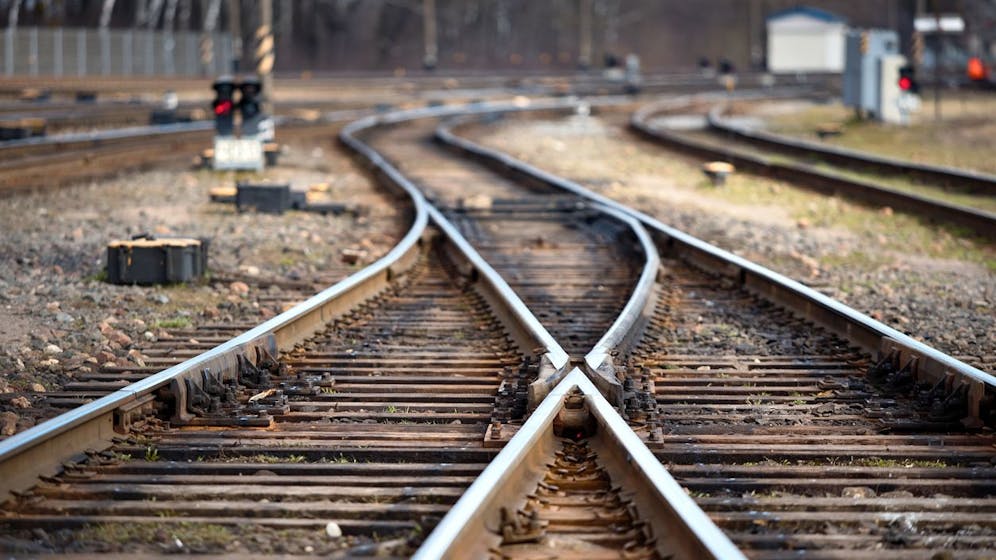 Die Jugendliche wurde leblos neben den Gleisen entdeckt. (Symbolbild ...