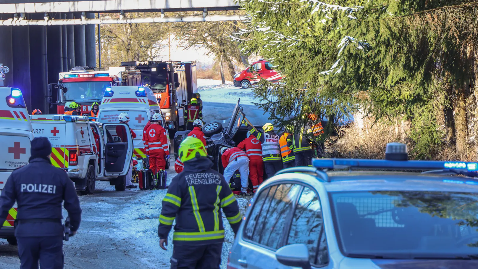 Mit Pkw überschlagen – Autofahrerin nach Crash in Unfall-Wrack gefangen ...