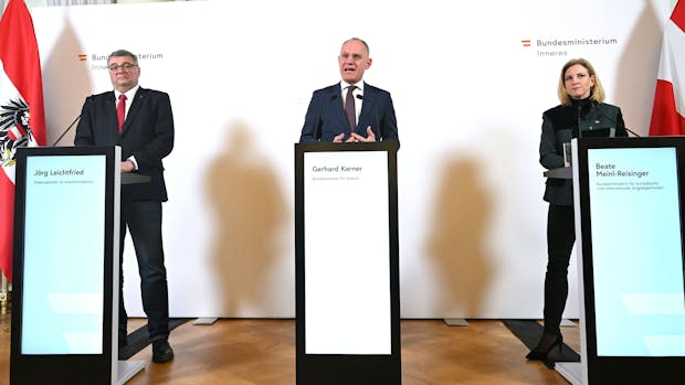 Staatssekretär Jörg Leichtfried (SPÖ), ÖVP-Innenminister Gerhard Karner ...