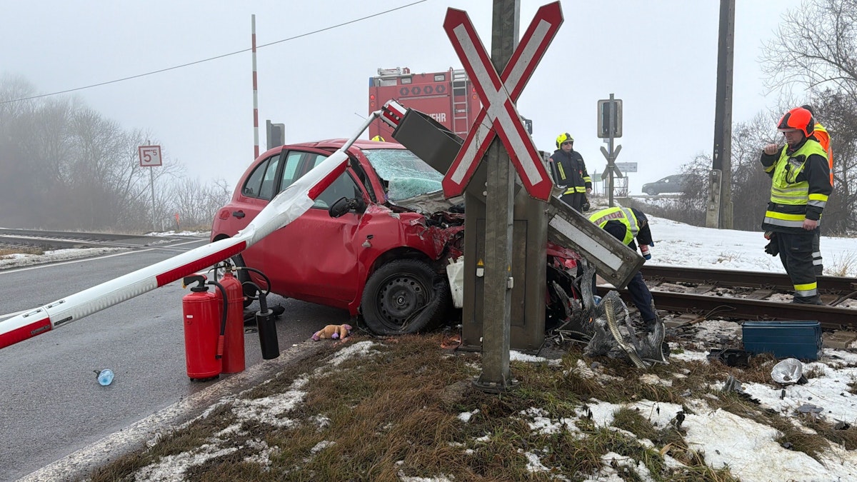 69-Jährige schwer verletzt – Lenkerin übersieht geschlossenen Schranken ...