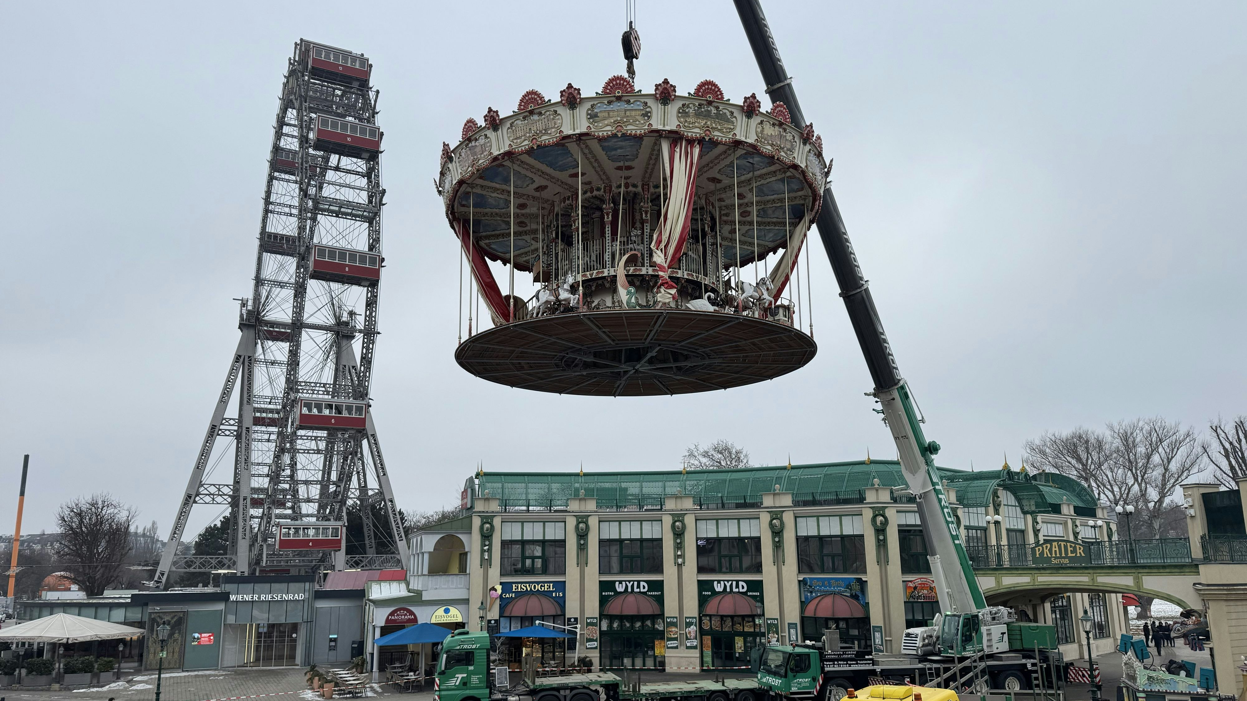Das Alt Wiener Karussel im Prater wurde übersiedelt, ein Großkran war ...