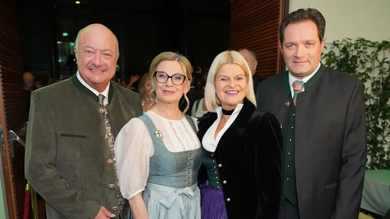 Bundeskanzler Christian Stocker, Grünes-Kreuz-Präsidentin Christa ...