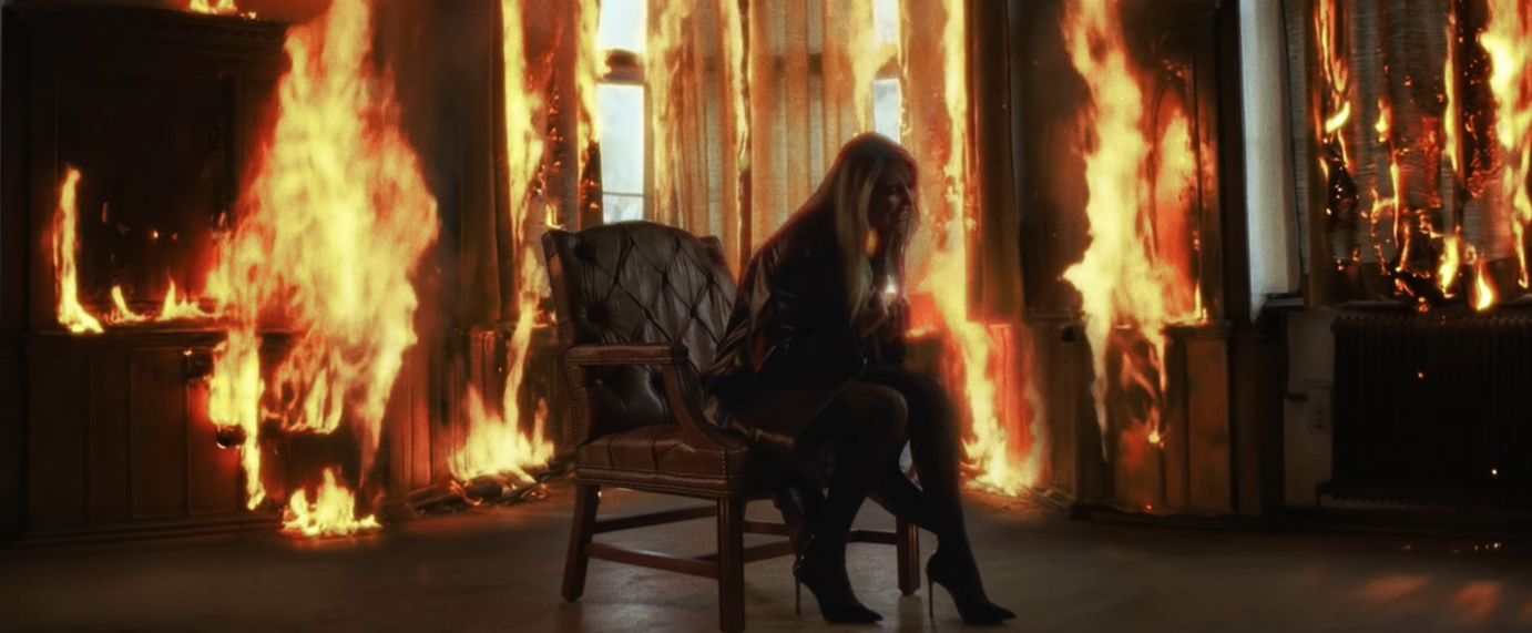 "I brenn!" – Dialekt könnte zum ESC! Kayla Krystin zeigt Song | Heute.at