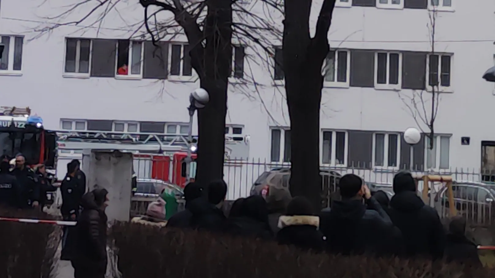 Bewohner evakuiert – Explosion im Gemeindebau sorgt für Großeinsatz in ...