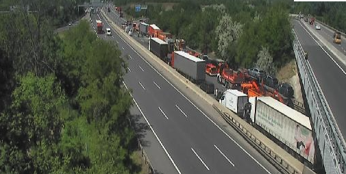 Zwei Notarzthelis im Einsatz – Schwerer Crash mit 3 Lkw sorgt für ...