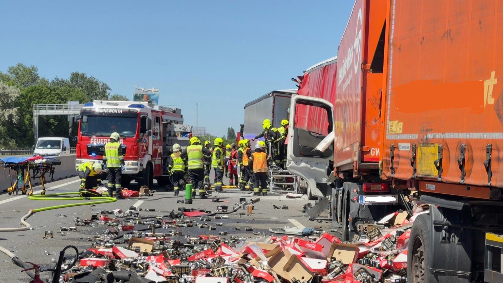 Zwei Notarzthelis im Einsatz – Schwerer Crash mit 3 Lkw sorgt für ...