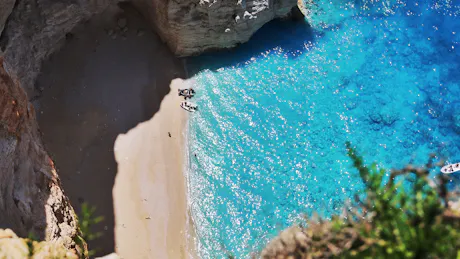 Der berühmte Navagio-Strand auf der Insel Zakynthos bleibt aus ...