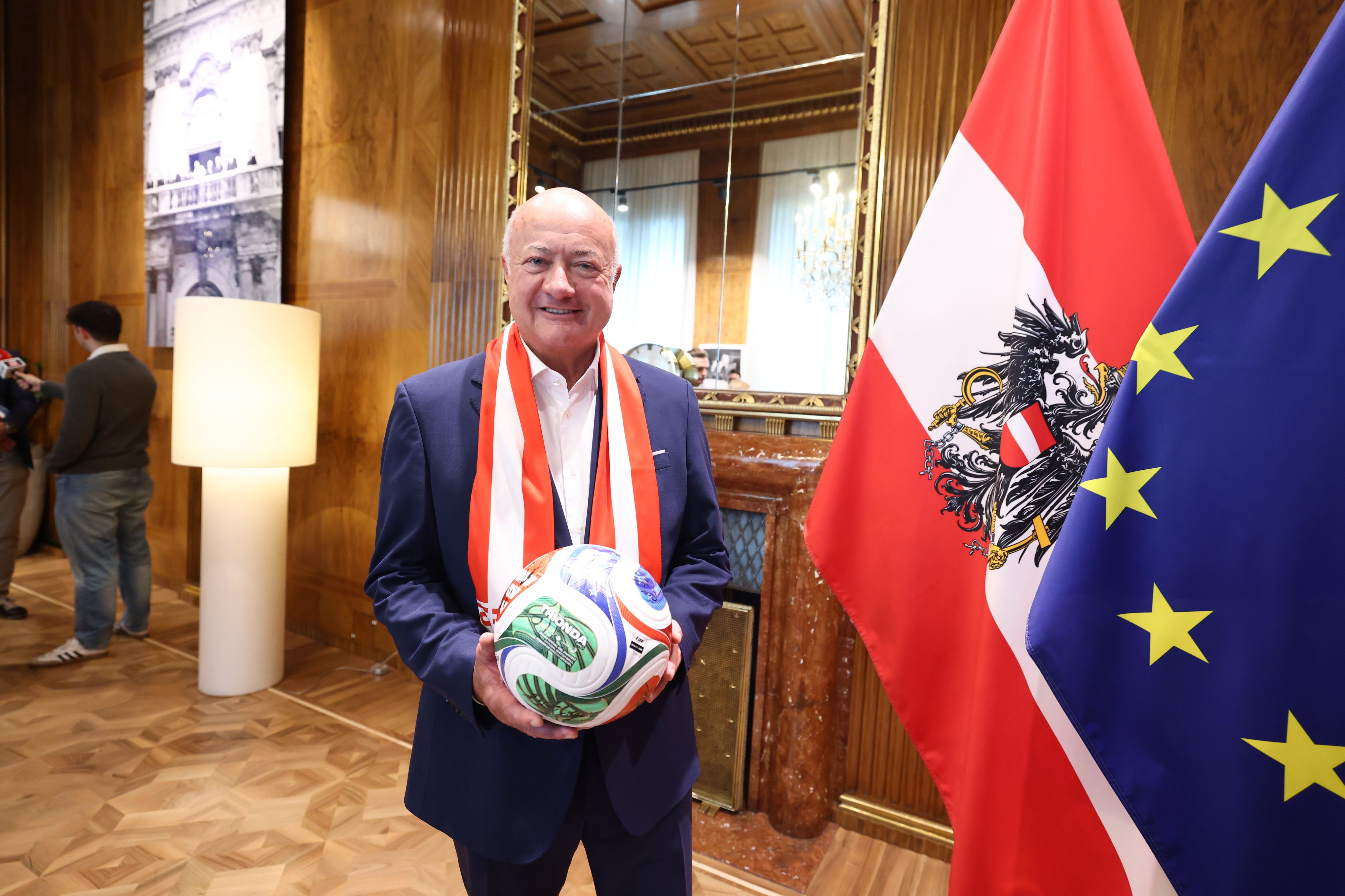 Fußball-Legenden im Kanzleramt – Kanzler Stocker überrascht mit Fußball ...