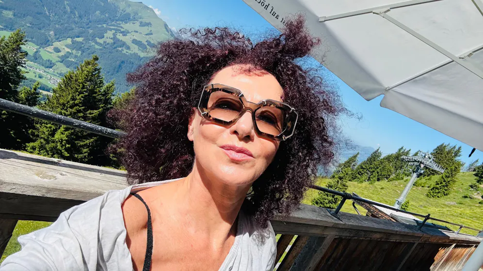 Christina "Mausi" Lugner kann auch ganz ohne Luxus gut leben | Heute.at